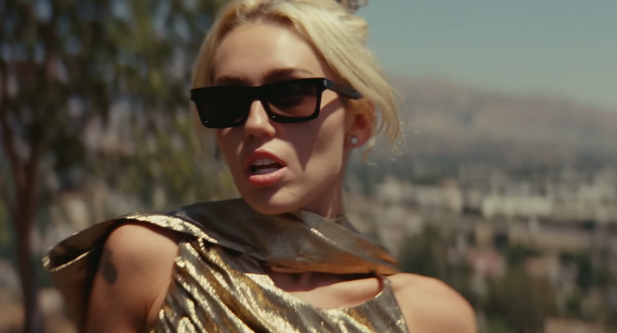 Miley Cyrus stuurt boodschap naar ex in nieuwe single Flowers